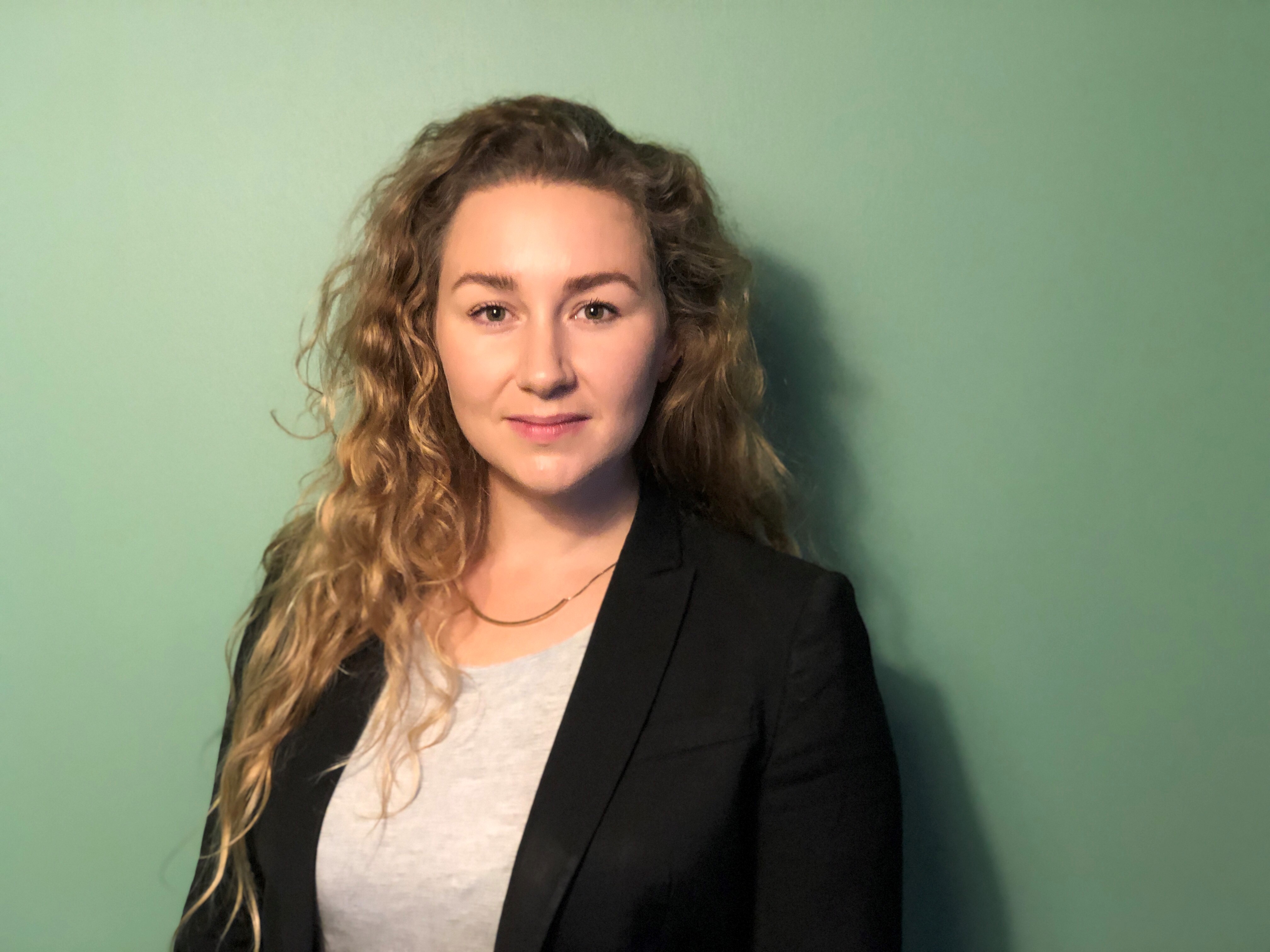 NEWS opruster med to stærke værter